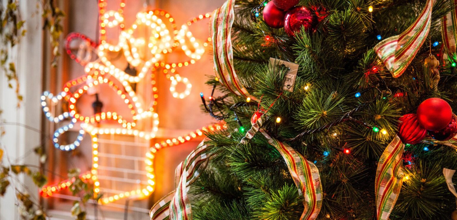How to Host an Unforgettable Christmas Party? - YACHEN Party Supplies